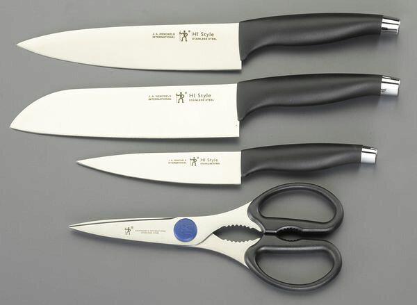 〈セット内容〉 ぺティナイフ（刃長130mm） 三徳包丁（刃長180mm） 洋包丁（刃長180mm） 料理ばさみ（全長207mm） ナイフブロック材質：包丁・はさみの刃：特殊ステンレス刃物鋼 包丁柄：PP樹脂（エンドキャップ：ABS樹脂） ...