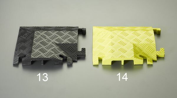 適合ケーブル径φ25mm以下用(下部スリットタイプ)上から被せるだけでケーブルが保護できます。材質：ポリウレタン耐荷重：約477kg仕様：90°右曲りアダプター重量(kg)：2.8色：黒サイズ(mm)：幅：304、高さ：38.1、全長：30...