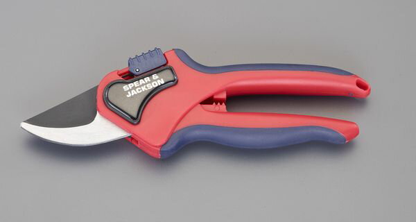 バイパス切断動作はあざを最小限に抑え、緑の茎に最適です錆びにくさと滑らかな切断作用の為のPTFE加工のブレード両サイドロックキャッチ刃長：15mm全長：205mm重量：218g切断能力：φ15mm刃材質：SK5炭素鋼入数：1個EA540BJ...