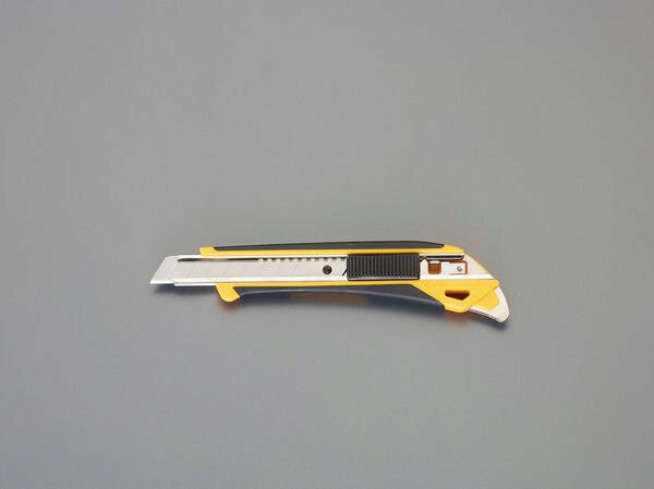 ロック方式：オート刃長：83.3mm刃幅：12.5mm刃厚：0.45mm全長：150mm重量：43g用途：段ボールなどの切断作業本体材質：エラストマ/強化ポリプロピレン刃材質：特殊刃物鋼梱包・開梱作業やペンキ缶のフタ開けなどに便利なツメ付落...