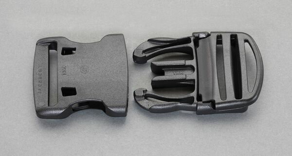 適用バンド幅：38mm外寸サイズ(mm)：60×92材質：ポリアセタール樹脂サイドリリースタイププラグ側のベルト通し部分が可動してベルトを挟み込む為、より強固に取り付けが可能です。入数：1個EA628RB-538楽天 HD店　
