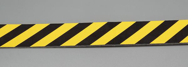 幅：200mm厚み：5mm長さ：1000mmシマの幅：45mm材質：クッション：軟質ウレタンフォーム 表面：PETフィルム 粘着剤：アクリル粘着式光による反射とクッション効果による緩衝効果でより安全性が高まります。工場、倉庫、現場での危険標...