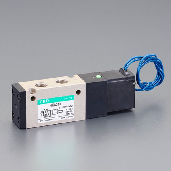 定格電圧：AC100V起動電流：0.046/0.042A使用流体：圧縮空気最高使用圧力：0.7Mpa周囲温度：-5〜50℃(凍結なきこと)流体温度：5〜60℃適応シリンダ径：φ63〜100mm接続口径：Rc1/4材質：アルミニウム合金ダイカ...