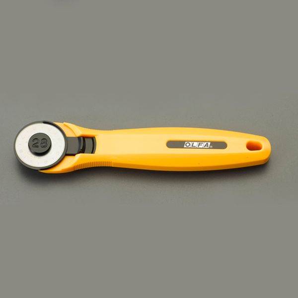 刃幅：φ28mm刃厚：0.3mm全長：150mm重量：32g材質：本体：ABS樹脂 刃カバー部：ポリアセタール樹脂 刃：タングステン鋼左右兼用替刃式小回りのきく直径28mm円形刃を装着したロータリーカッター。布や紙、薄いゴムシート、フィルム...