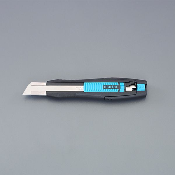 重量：78g全長：170mm刃長：109.5刃幅：17.9刃厚：0.5材質：本体：ポリカーボネート 刃：スチール深さ約73まで切れます。一般的なダンボールなら4枚まで重ねてカット可能です。不使用時は刃の飛び出しロック機能付刃の交換も簡単です...