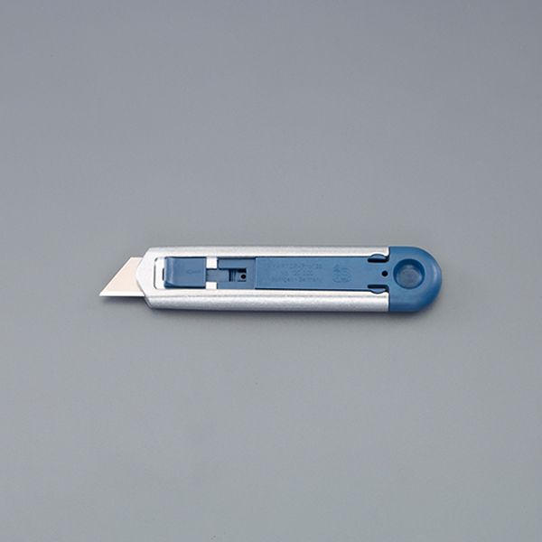 重量：84.5g刃長：60刃幅：19刃厚：0.6全長：143mm材質：本体：アルミニウム　刃：ステンレス無塗装ボディステンレス刃で錆びにくく、刃の交換も簡単です。21までの深さまで切れます。アルミボディで金属探知可能なプラスチックでできてい...