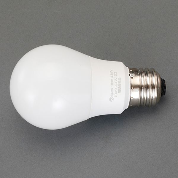 口金：E26電圧：100V定格寿命：40,000時間定格消費電力：6.8W光色：電球色全光束：810lm周波数：50/60Hz共用定格入力電流：120mAエネルギー消費効率：119.1lm/Wサイズ：外径：60mm 全長：107mm重量：4...