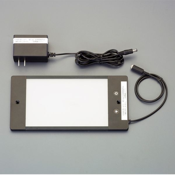 明るさ：780lm消費電力：12Wサイズ(W×D×H)mm：245×120×10コード長：2.3m色温度：5,700K電源：AC100〜240V使用温度：-10℃〜40℃(但し、氷結しない事)付属品：ACアダプター調光機能付き面発光LED照...
