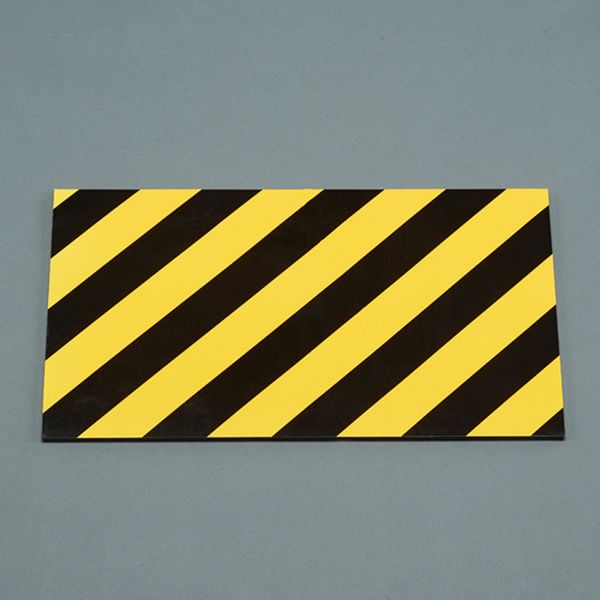 サイズ(mm)：幅：300 厚み：5 長さ：500材質：裏面：異方性マグネット 表面：PEフィルム／軟質ウレタンフォーム色：黄/黒シマの幅：60mm吸着力：6.87kPa 70gf/cm2両端マグネット付無反射タイプ危険標示と、クッション機...