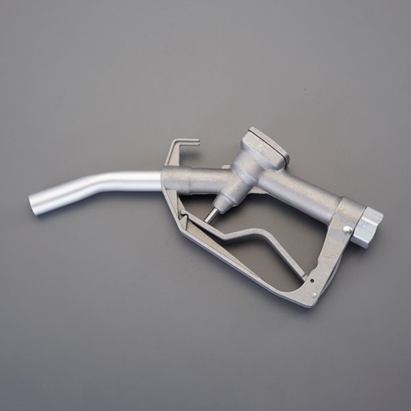 ノズルサイズ：φ21×140mm接続ねじ径：3/4”NPT流量：最大15GPM（60L/分）材質：アルミニウム適用：ディーゼルオイル、灯油DEF/尿素/AdBlueRには適していませんトリガーロック付アルミ製のガンノズル入数：1個EA991...