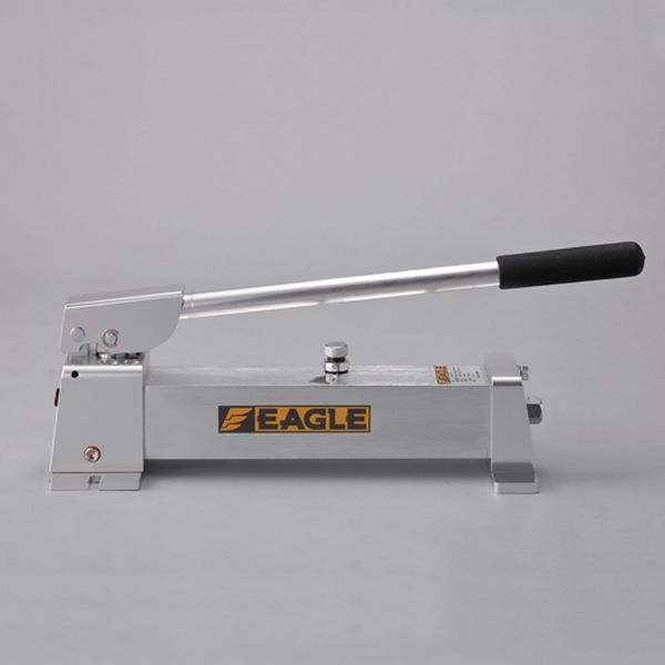 メーカー：今野製作所（EAGLE）型番：APS05-70タンク容量：500ml有効油量：500ml重量：5kg連数：1連最高使用圧力：高圧：70MPa 低圧：2MPa吐出量/1ストローク：高圧：1ml 低圧：12.9ml吐出口径：Rc3/8...