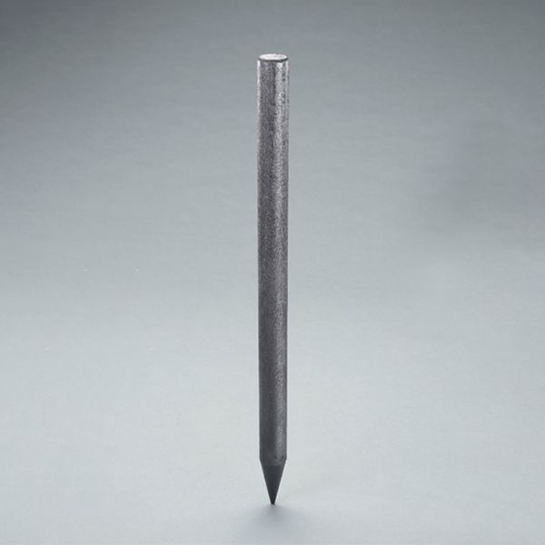 サイズ(mm)：φ50×750材質：リサイクルプラスチック重量：1.2kgシンプルな黒の丸杭。作業現場を問わず幅広くお使い頂けます。樹脂が芯まで詰まっている為、杭への穴あけ、ビス打ち、切断が可能です。穴なしタイプ入数：1本000012333...