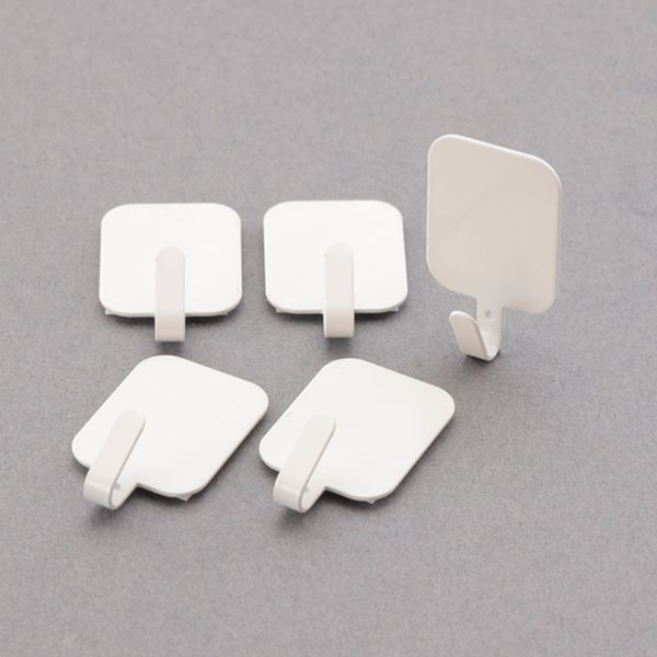 耐荷重(kg)：0.5面サイズ(W×H)：20×32mm口幅(mm)：12入数：5個材質：本体：焼付塗装鉄板 粘着剤：ゴム系粘着タイプ小物の整理にリビングからキッチンまで幅広く使えるます。裏面のはくり紙をはがして貼るだけの手軽なタイプです。...