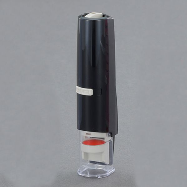 適応サイズ：10〜12mm色：黒サイズ：25×20×95mm重量：17.6g朱印内蔵タイプお手持ちの印鑑をセットするだけで便利なワンタッチ式に早変わり付属の「回り止めシール」を貼っていただければ、直径9ミリの丸印・小判印もご利用いただけます...