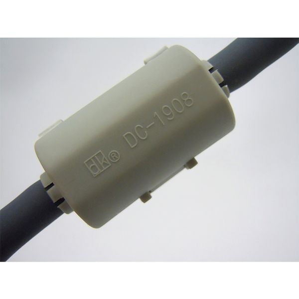 サイズ(W×D×H)mm：31.0×28.6×27.3重量(g)：59.0材質：66ナイロン＋フェライトコア適応ケーブル径：11.0〜13.0mm使用温度範囲：-20〜85℃ワンタッチでお好きな場所に装着可能なフェライトコアです。線材が斜め...