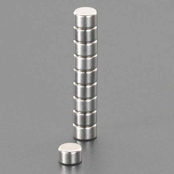 吸着力：1.7kgfサイズ(mm)：φ8×4入数：10使用温度：80℃以下材質：ネオジウム磁石(N35・ニッケルメッキ加工)ネオジウム磁石は流通している磁石の中で最高の磁気特性を持ち、機械的強度に優れていますコンパクトサイズで狭い場所にも取...
