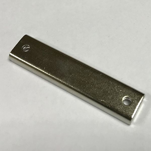 吸着力(kgf)：30サイズ(mm)：60×13.5×5ねじ径：M3材質：ネオジウム磁石流通している磁石の中で最高の磁気特性を持ち、機械的強度に優れるネオジウム磁石使用ねじ取付け用の穴付きバーを壁に据え付けることで、磁力によって金属製の工具...