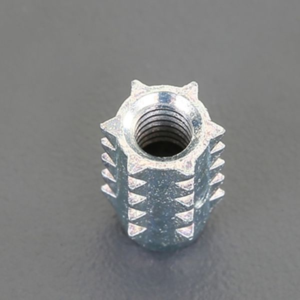 サイズ：M3×8.5mm入数：8材質：三価ホワイトつば無し打ち込み式ピッチ：0.5外周のノコ歯型鬼目突起が木部に食い込み、戻り、ゆるみがありません。打ち込むだけで高い密着度が得られ、作業性が向上します。000012343726楽天 HD店　