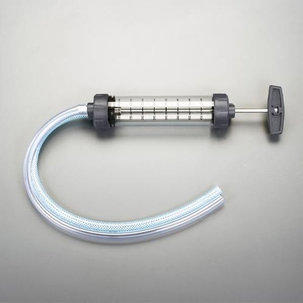 ●容量(ml)…500●ノズルサイズ(mm)…吸入：φ18×600吐出：φ20×600●ボディサイズ(mm)…φ65×350●重量…740g●最小目盛…50ml●ポリ塩化ビニル製●軽油、ディーゼル油、不凍液等に●見やすい目盛付●完全に分解で...