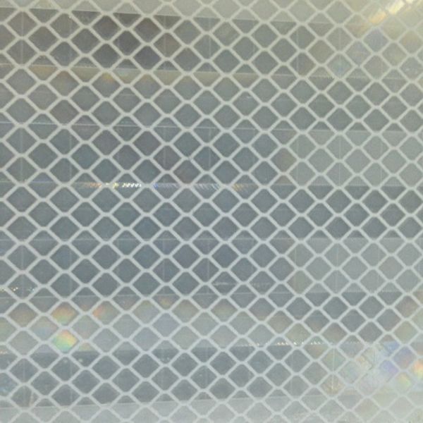 ・シート内部に高密度の三面体キューブを配し、入射光を光源方向に反射する再帰性反射シートです。・従来製品に比べ特に輝度が高く(高輝度反射シートの約3倍)、ヘッドライトなどを受けて明るく輝き、また広角性にも優れ、夜間の安全確保などに活用できます...