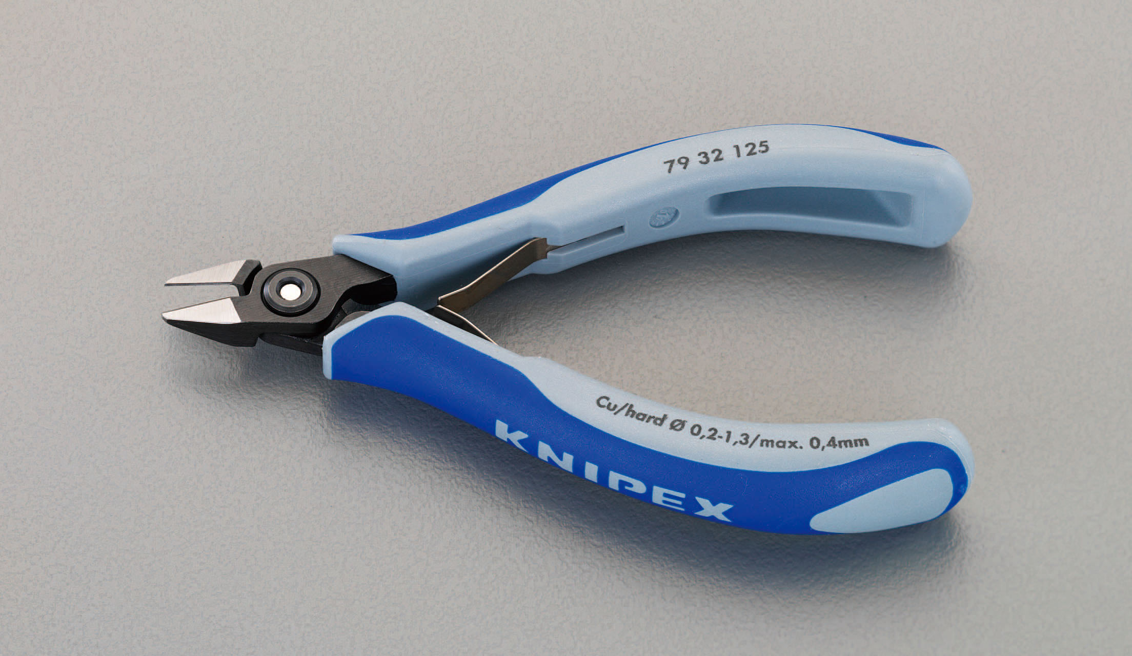 全長：125mm切断能力：軟線：φ0.2から1.3mm、中硬線：φ0.7mm、硬線：φ0.4mm刃硬度：HRC64ハンドル：コンフォート仕上げ：磨き斜刃バネ付テーパーヘッド000012097323　