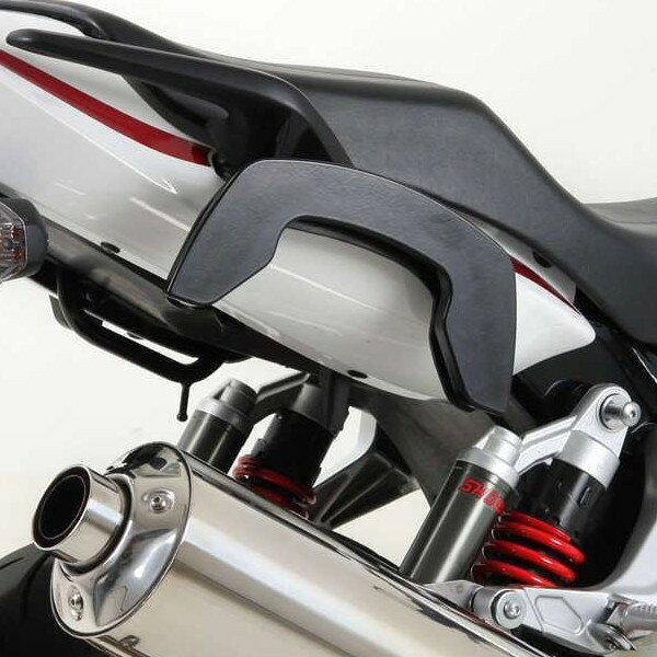 10年-21年 ホンダ CB1300SF10年-13年 ホンダ CB1300SB素材：スチール/アルミニウム耐荷重：5kg（Orbitサイドケース使用時は片側3kg）※取り付けには多少の加工が必要な場合がございますソフトサイドバックをを使用...