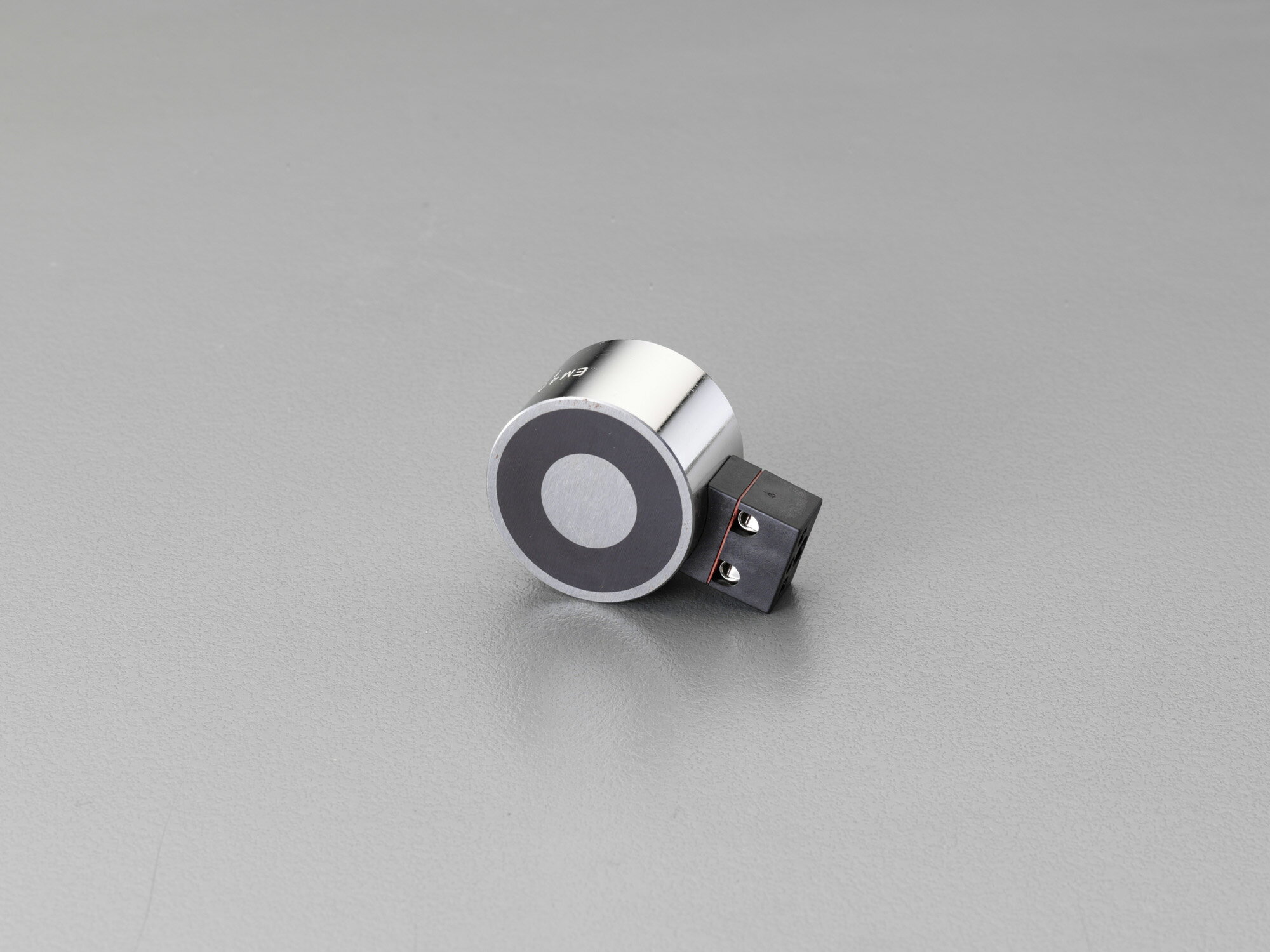 ●電源:24VDC●電流:340mA●吸着力:1677N●サイズ（L）:φ65mm●サイズ（mm）:D:35、a:16、b:13、c:19、d1:M8(深さ12mm)、d2:M5(深さ6mm)●重量:710g●IP値:20●材質:鉄スチール...