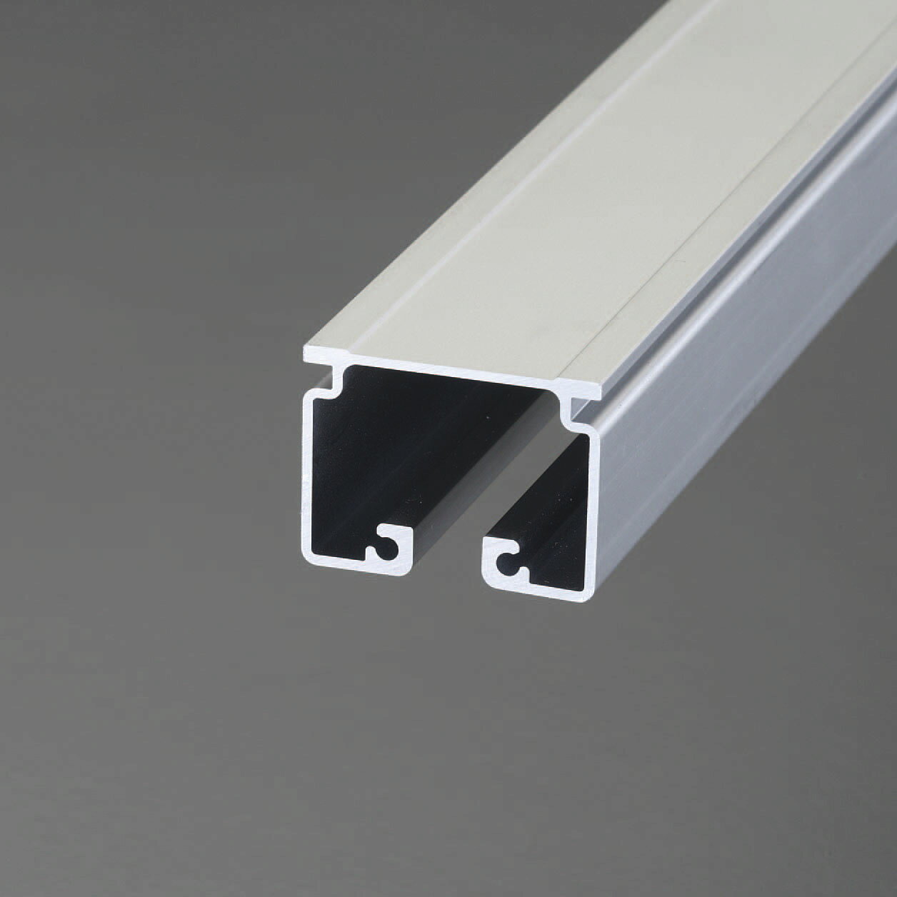 ●材質:アルミ●差込幅:9.5mm●サイズ:800×800mm●幅:40mm●曲げ角度:500R●厚み:1.5mm●対応荷重:50kgまで工事現場や工場、店舗等の間仕切りカーテン、シートに最適で開閉もスムーズな大型機能レールです。00001...