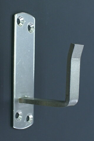 材質：ステンレスSUS304仕上：バレル研磨貫抜部分板厚：4mm貫抜部分板幅：12.5mm座部分板厚：2.4mm座部分板幅：25mmねじ穴：φ4皿モミAサイズ：115mmBサイズ：62mm用途：角材などを通して簡易な錠として使用します。00...