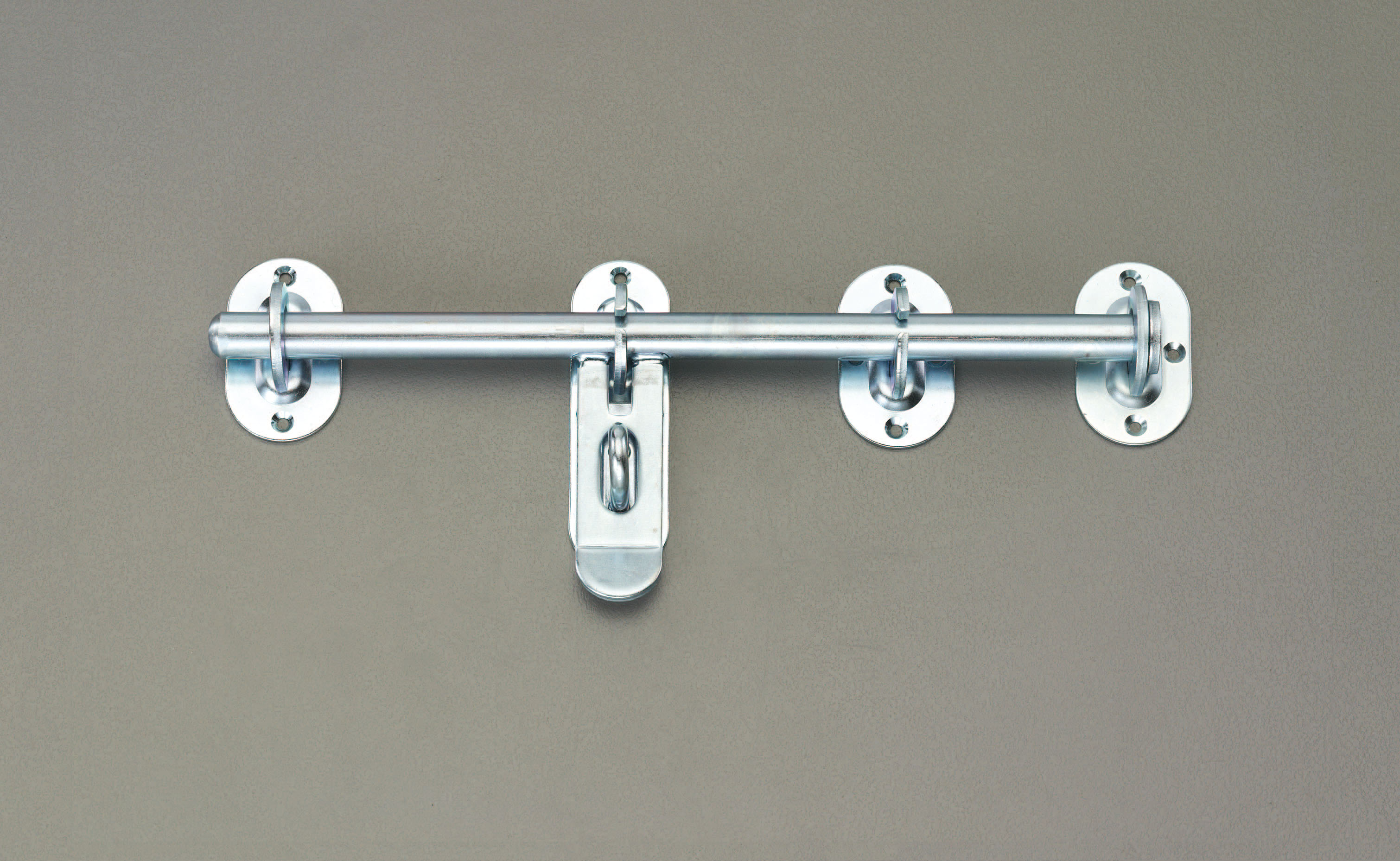 ●材質:鉄●仕上:ユニクロメッキ仕上●全長:450mm●丸棒径:15mm●プレートサイズ:A:65mm、B:105mm、C:32mm●ねじ穴:約3.5mm●鍵穴幅:11mm●付属品:取付用木ネジ(+)皿3.5×20●用途:ビス止めタイプの丸...