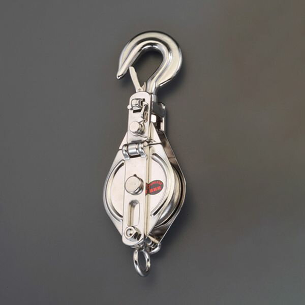 メーカー：スリーエッチ型番：100×1SS使用荷重：1000kg使用ロープ径：14mm車径(mm)：100全長：320mm仕様：フック型重量(g)：2600材質：ステンレススナッチタイプは、ワイヤーを途中から入れる事が可能です。ベケット付入...