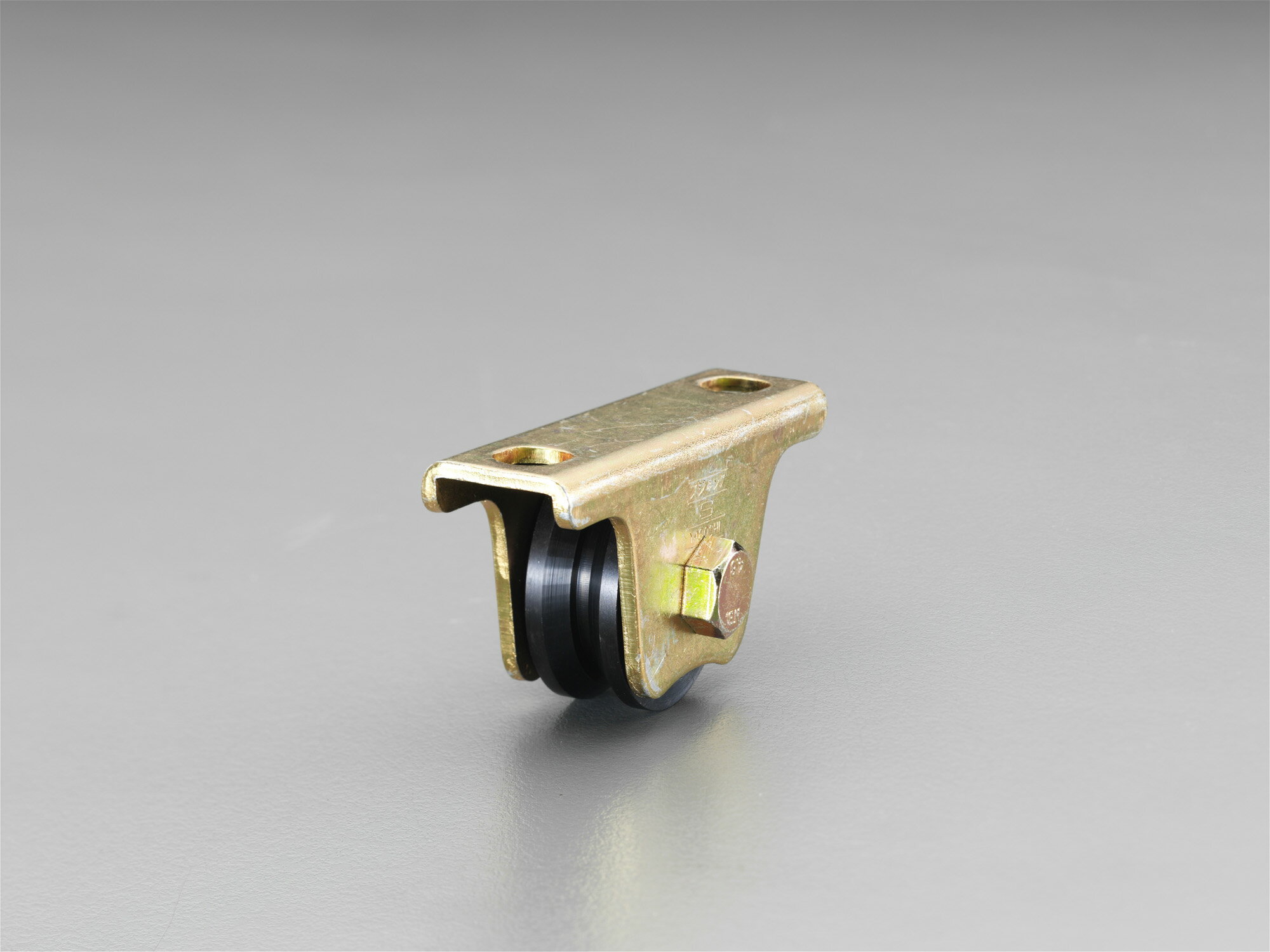 ●耐荷重（2個）:280kg●戸車形状:V型●ベアリング:密閉式ベアリング入り●材質:枠:鉄SPH（クロメートメッキ）、車:鋳鉄●サイズA:75mm●サイズB:34.4mm●サイズC:150mm●サイズF:120mm●使用ボルト:M16×5...