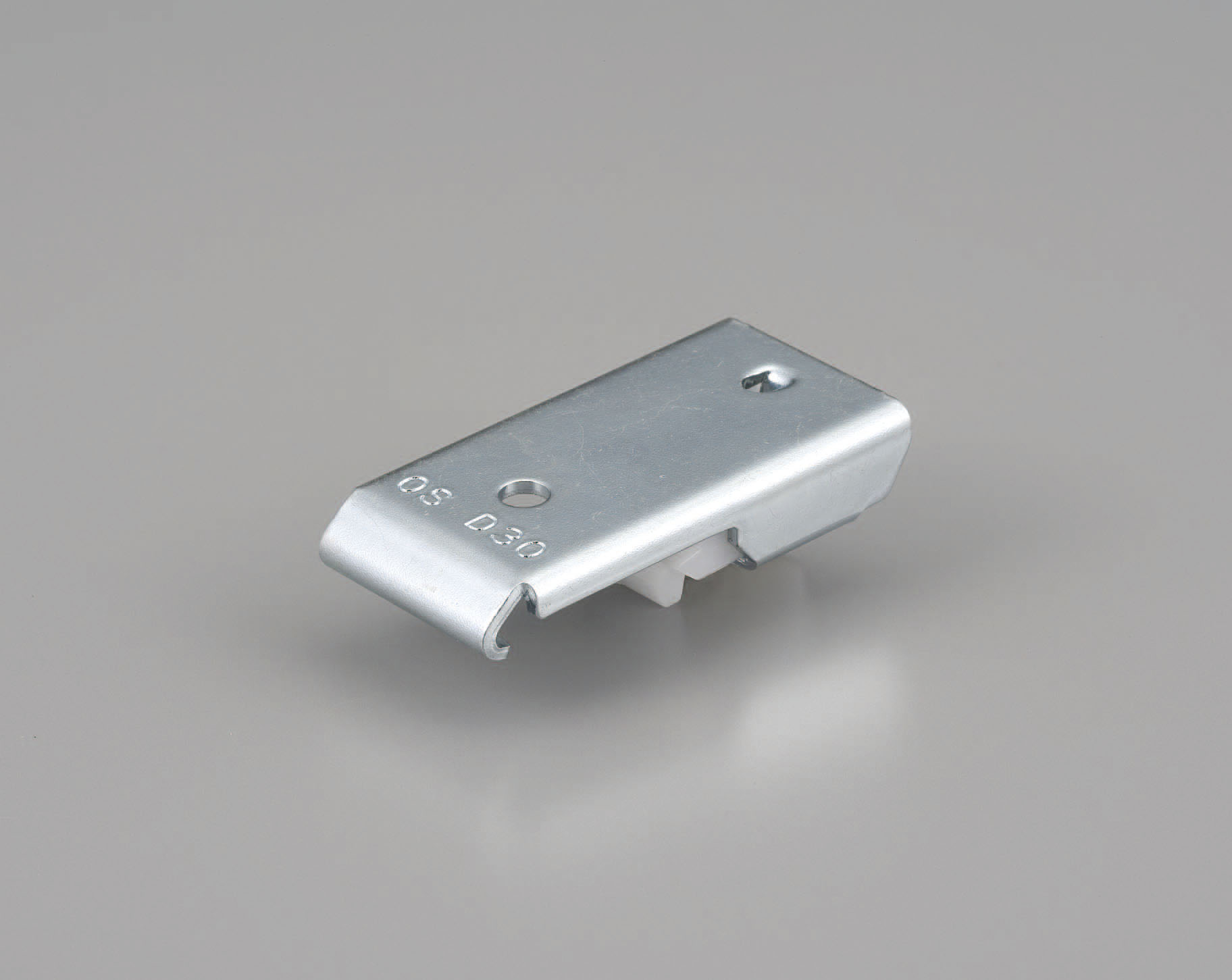 サイズ：56.5X25X11(H)mm取付穴径：φ4.2mm材質：スチール30mmレール用天井取付用押さえるだけでレールが取付けられるので、作業効率が大幅にアップします。000012218286　