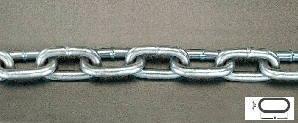●材質:鉄(SWRM6)●仕上:ユニクロメッキ仕上げ●全長:5m●線径:4mm●サイズ:A:24.0mm B:6.0mm●破断荷重:300kg●使用荷重:100kg●重量:277.0g/m継ぎ目熔接有り線径の大きなリンクチェーン。強度は最も...