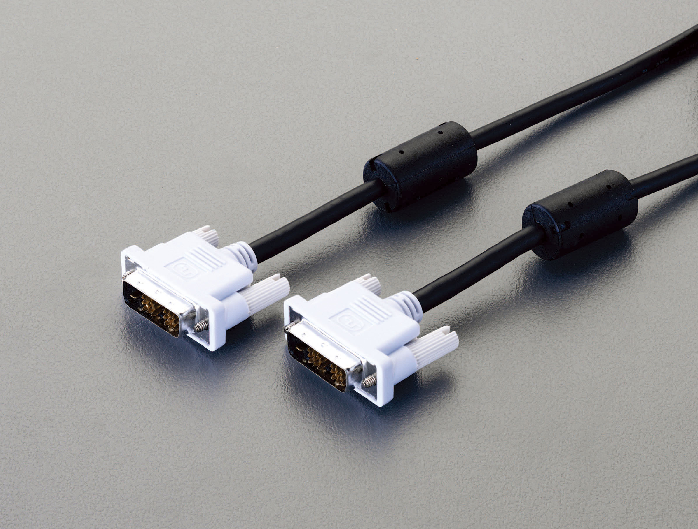 ●最大解像度:WUXGA(1920dpi×1200dpi)●長さ:5mDVI-D(24ピン・オス) DVI-D(24ピン・オス)DVIデジタル出力端子を持つパソコンと、DVIデジタル入力端子を持つディスプレイを接続する時に使用します。000...