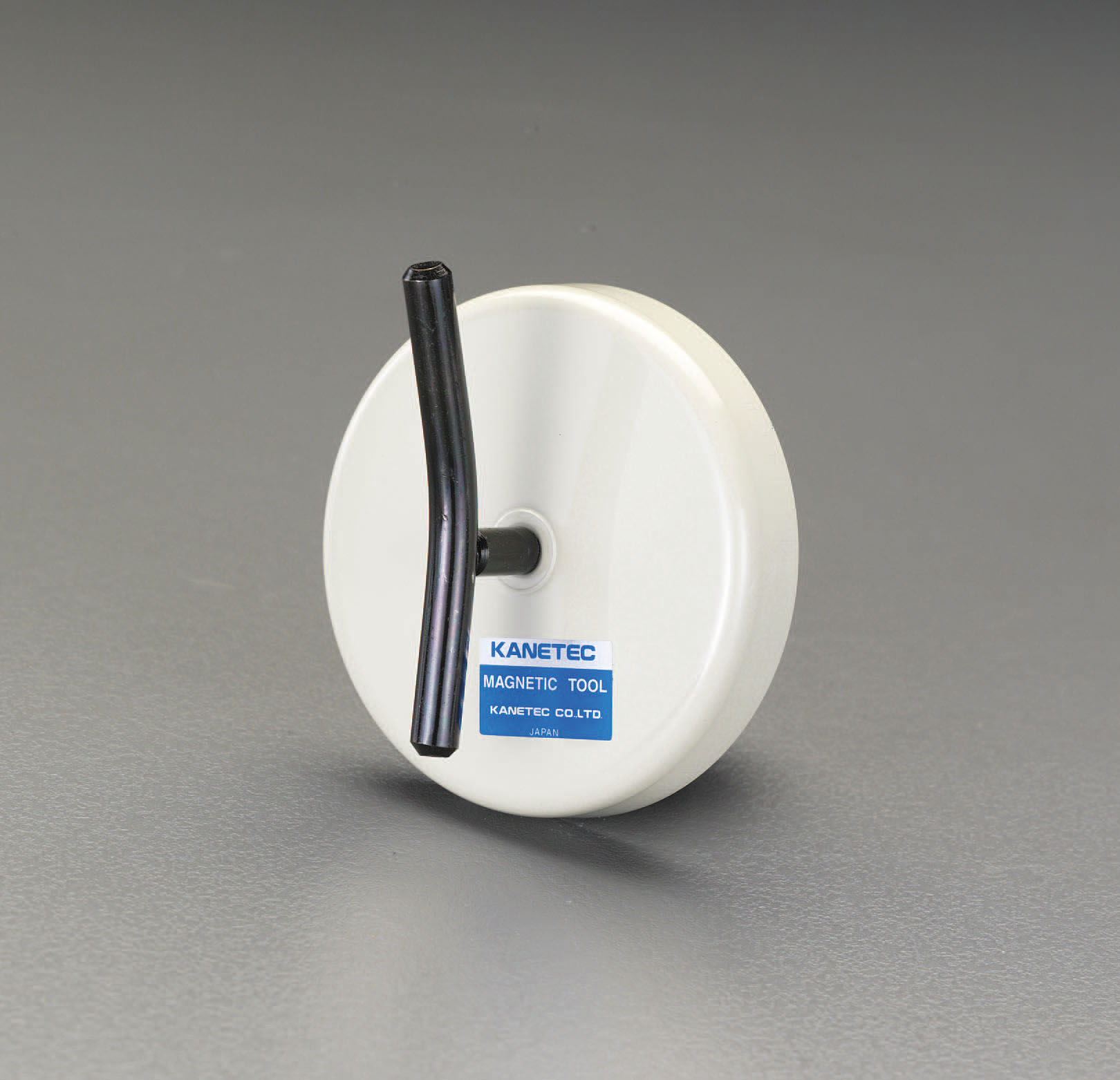 ●取付ねじ:M6×5mm●サイズ:φ66×11mm●磁力:130N（13kgf）●重量:210g作業構内でのケーブルや仮配線に適しています。専用ハンガー付属薄鋼板やスチールロッカー、冷蔵庫などに強力に吸着するので、ハンガーとしても広範囲に使...