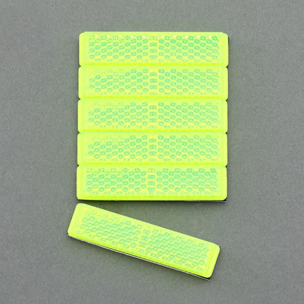 幅：12mm長さ：50mm厚み：5mmカラー：イエロー重量：14g/6個入数：6個材質：本体：ABS樹脂、反射面：アクリル樹脂、粘着材：発泡ブチルゴム反射タイプ、粘着式、剥離紙付ガレージ・駐車場の出入り口、カーポートの支柱、カバン・自転車の...