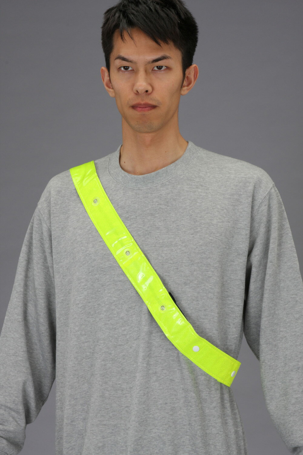 ●用途:ウォーキング、通勤通学などに●材質:表:PVC内側:ステンレス、FPC(フレキシブル基盤)●カラー:イエロー●光源:LED×6個●電源:ボタン電池（CR2450）×1個（付属）●連続使用時間:約140時間●点灯・点滅切替:点滅・点灯...