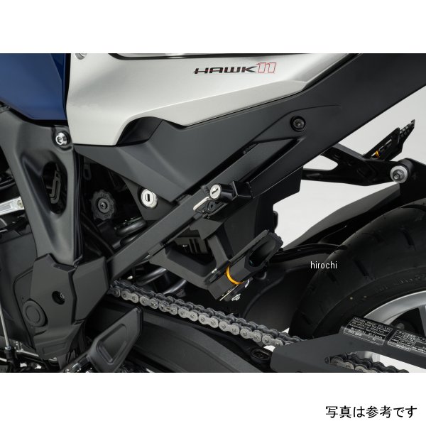 ホンダ Hawk11スマートに取り付けが可能な車種専用設計！純正ライクな見た目で、車両の雰囲気を崩しません。ボルトオンで取り付け可能(左タンデムステップ部に取り付け)。カギは2本付属。※駐車中のヘルメットの盗難を抑止する商品です。ホルダーに...