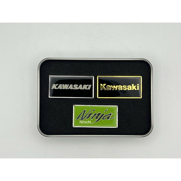 Kawasakiモーターサイクルのシンボルエンブレム3種のピンバッジセットです。フック対応OPP袋封入。素材：合金・ブリキ缶 ブリキ缶サイズ：W100×H70×D30mm ピンズサイズ：40×20mm 中国製 カワサキモータース(株)許諾済...