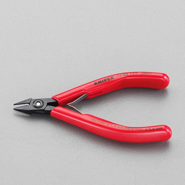 全長：125mmハンドル：プラスチックスリーブ仕上げ：磨き切断能力：軟線：φ0.2から1.3mm、中硬線：φ1.0mm、硬線：φ0.6mm、ピアノ線：φ0.4mm刃硬度：HRC64テーパーワイヤーホールド付斜刃バネ付000012011845　