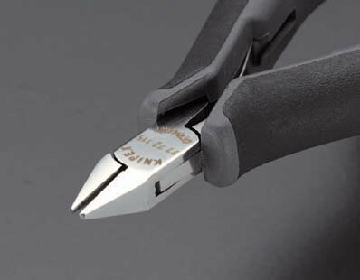 表面抵抗：1X10^5から1X10^12Ω全長：115mm刃硬度：HRC60ハンドル：コンフォート(ESD)仕上げ：高級磨き切断能力：軟線φ0.3から0.8mm斜刃テーパー000012011852