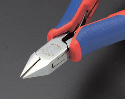 テーパー全長：115mmハンドル：コンフォート仕上げ：鏡面磨き刃硬度：HRC62バネ付切断能力：軟線：0.3から1.3mm、中硬線：1.2mm、硬線：0.5mm刃形状：斜刃000012057563　