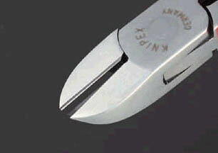 全長：115mm切断能力：軟線：φ0.3から1.6mm、中硬線：φ1.2mm、硬線：φ0.5mm刃硬度：HRC62ハンドル：プラスチックコーティング仕上げ：磨きオーバルバネ付斜刃ワイヤークランプ付000012046305　
