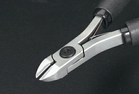 全長：140mm刃硬度：HRC63から65切断刃：セミフラッシュ切断能力(銅線)：0.2から1.5mmラージオーバル000012003100　