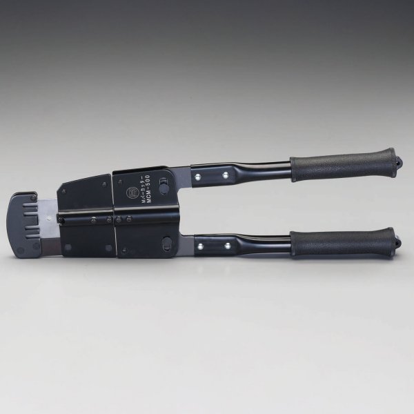 切断可能チャンネル：CW-19(CS-19)板厚0.5mm以下全長：500mm重量：1.81kgヘッド部360°回転ヘッドを回転させ、ハンドルの当る壁をよけて作業することができます。壁面のきわ切りが可能です。000012209033　
