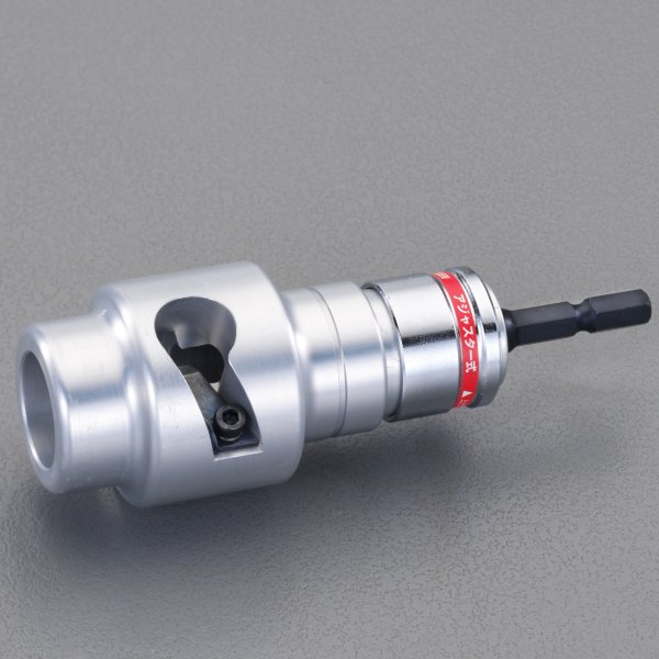 6角シャンク：1/4"ケーブルサイズ：38mm2剥き幅：13mmから36mm重量：100g剥き幅が調整できるアジャスター式電ドルにセットし回転させるだけでCV、CVTケーブルの被覆を約1秒で決まった長さに剥せます。000012261139楽...