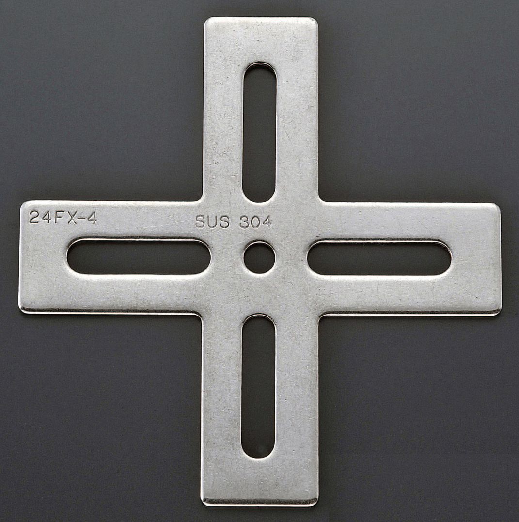 材質：ステンレス(SUS304)長さX長さ：105X100mm幅：24mm厚み：2mm長穴数：4穴数：1長穴サイズ：7X29.5mm穴径：6.5mm重量：約65g(1個あたり)入数：1個000012221687　