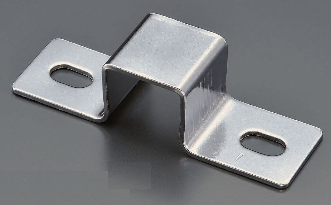 材質：スチール(クロムメッキ)厚み：2.3mm穴サイズ：8.5X15mmサイズ：L1：105mm、L2：27mm、W：30mm重量：約63g(1個あたり)穴数：2入数：1個000012221768　