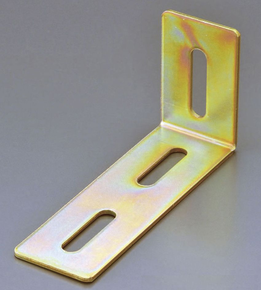 材質：スチール(クロメートメッキ)厚み：2mm穴サイズ：7X29.5mm長さX長さ：151X51mm幅：33mm穴数：4重量：約118.7g入数：1個000012221794　